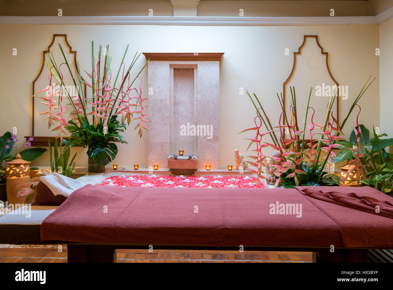 Luxury modern spa treatment room hi-res stock photography and images ...