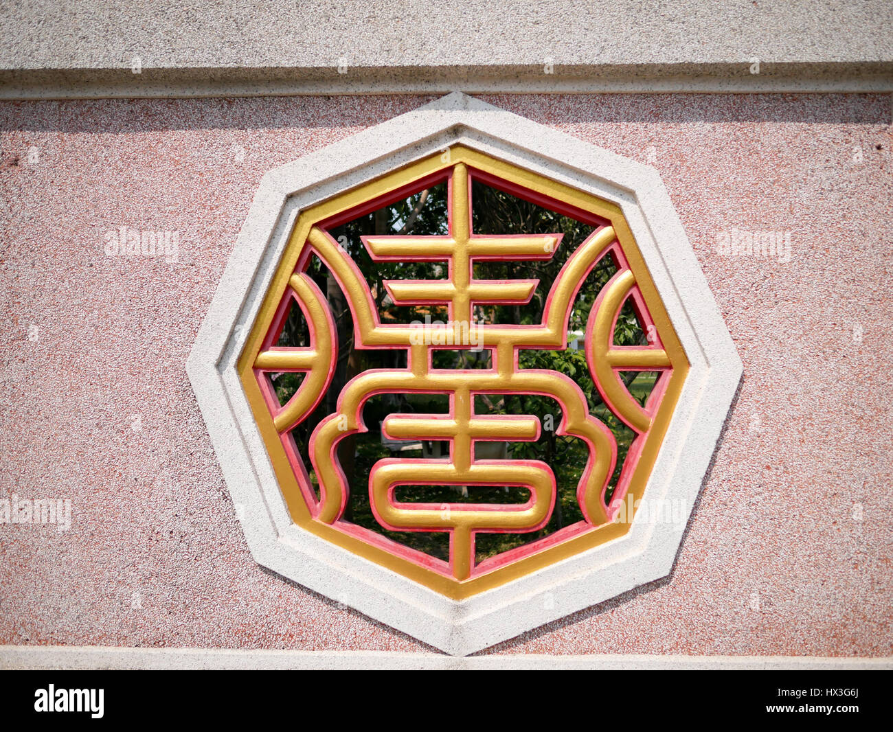 Traditional chinese window lattice hi-res stock photography and images ...