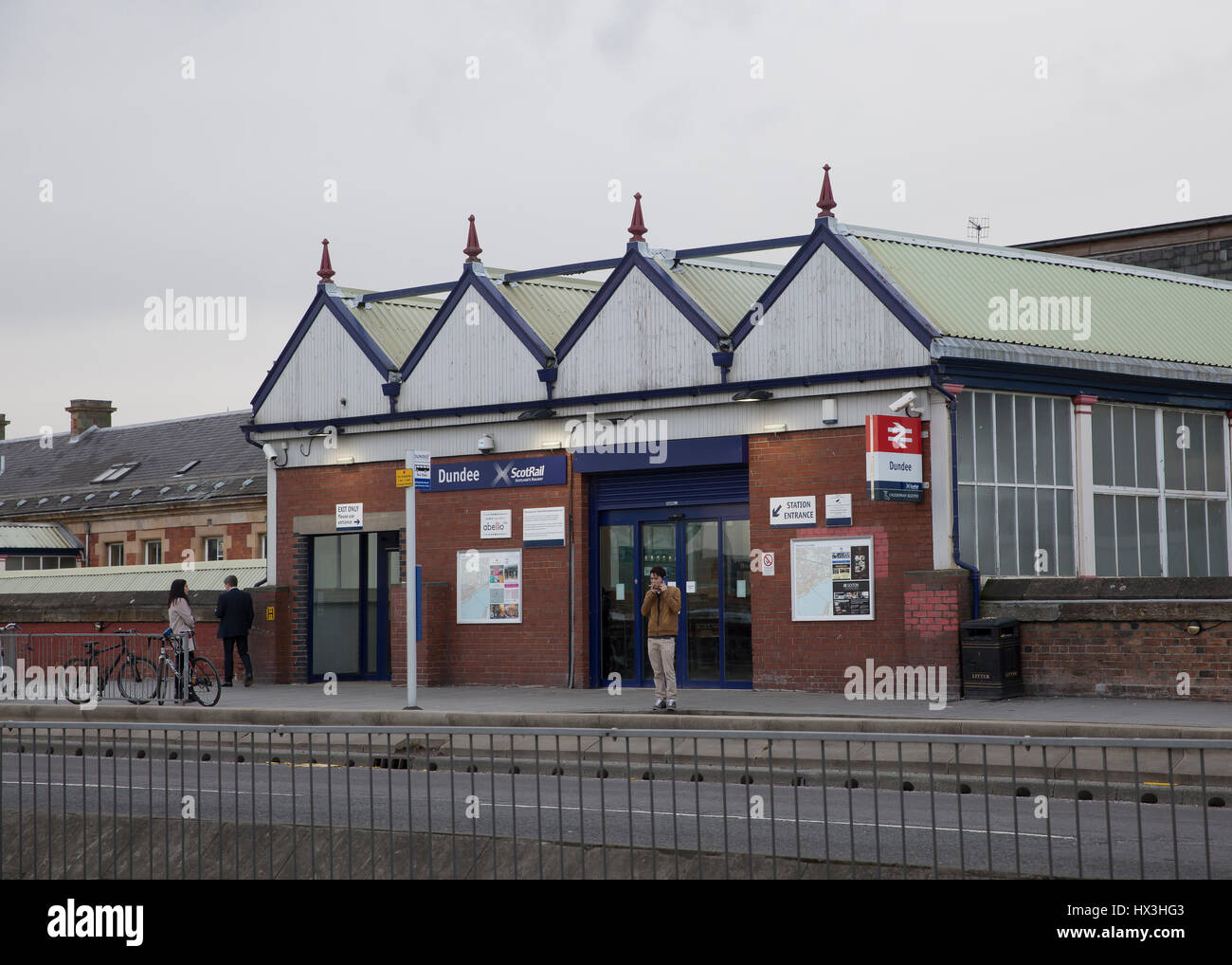 Dundee railway station hi-res stock photography and images - Alamy