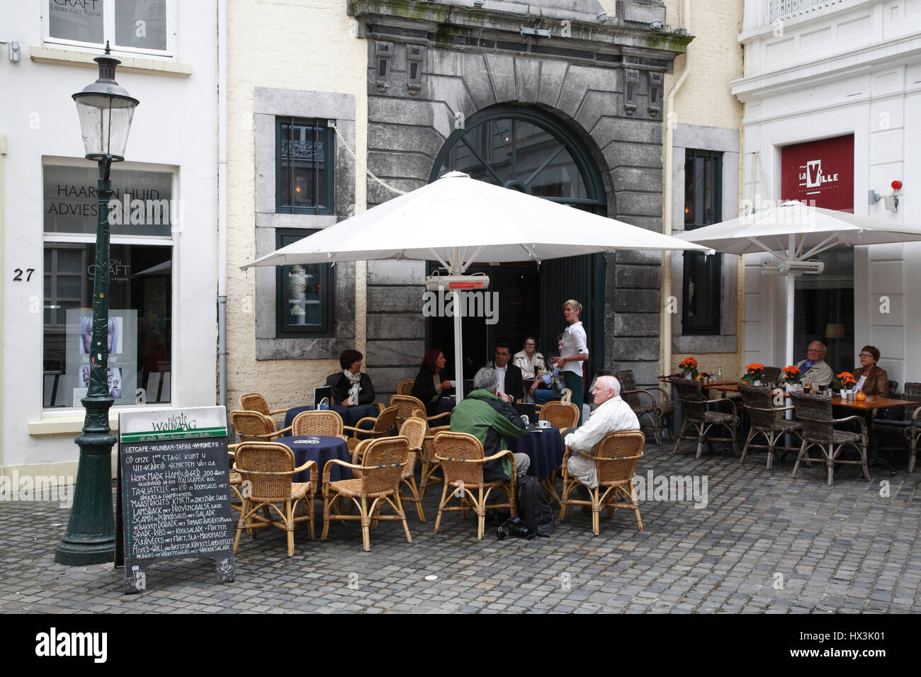 Pavement cafe cafes hi-res stock photography and images - Alamy
