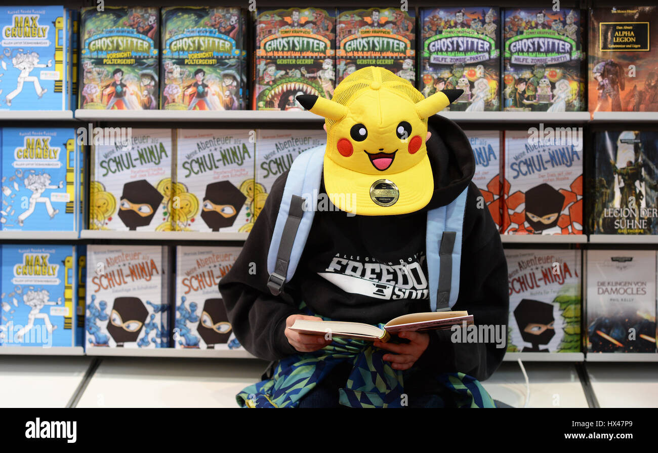 Yellow pokemon hi-res stock photography and images - Alamy