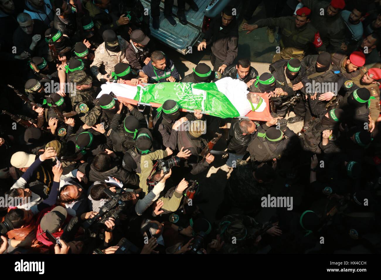 Gaza City, Gaza Strip, Palestinian Territory. 25th Mar, 2017. Members of the Ezzedine al-Qassam ...
