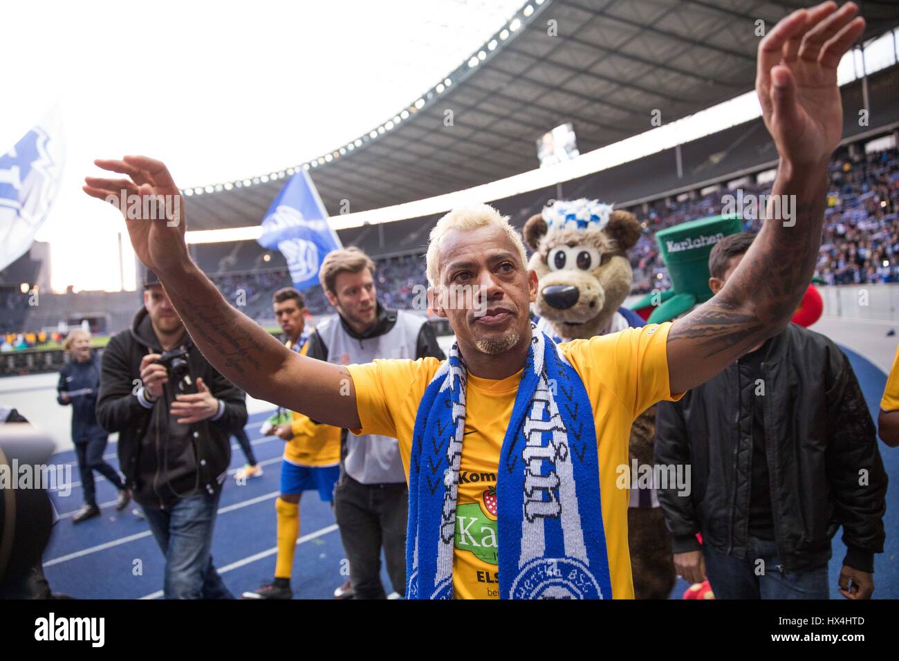 Berlin, Germany. 25th Mar, 2017. Marcelinho (L) says thank you to his ...
