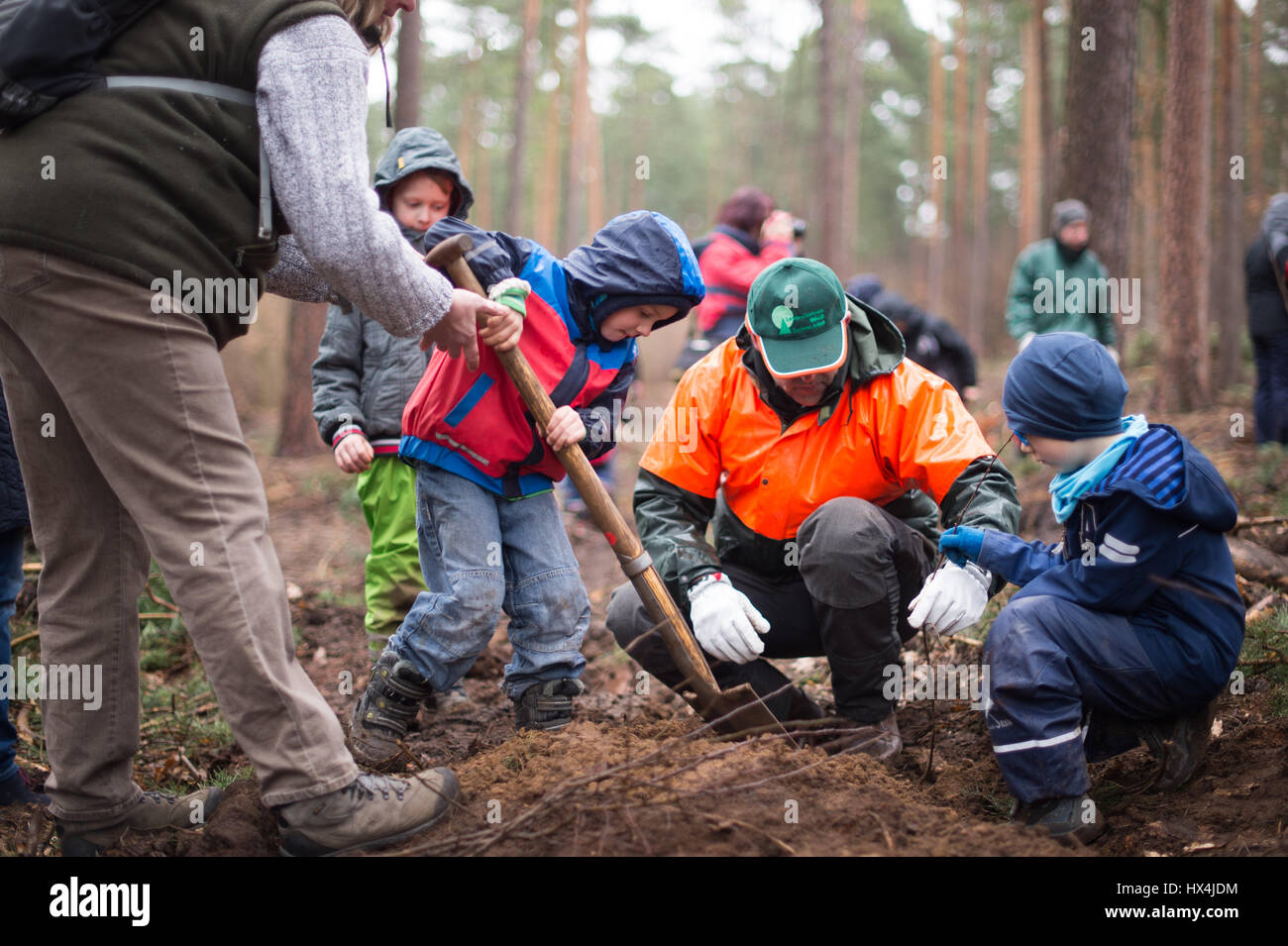Students planting tree hi-res stock photography and images - Alamy