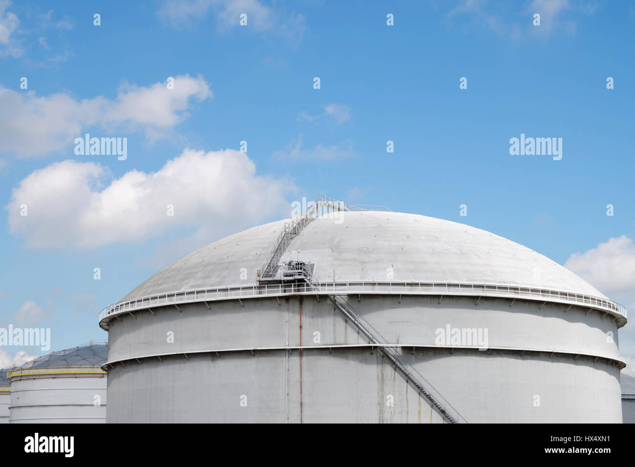 Oil Tank Farm Stock Photos & Oil Tank Farm Stock Images - Alamy