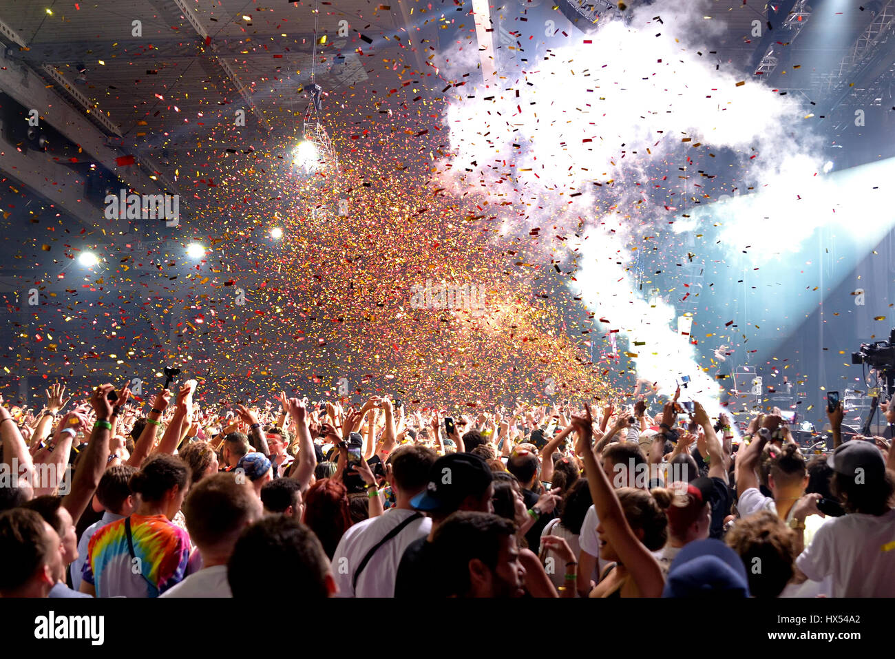 Celebration confetti hi-res stock photography and images - Alamy