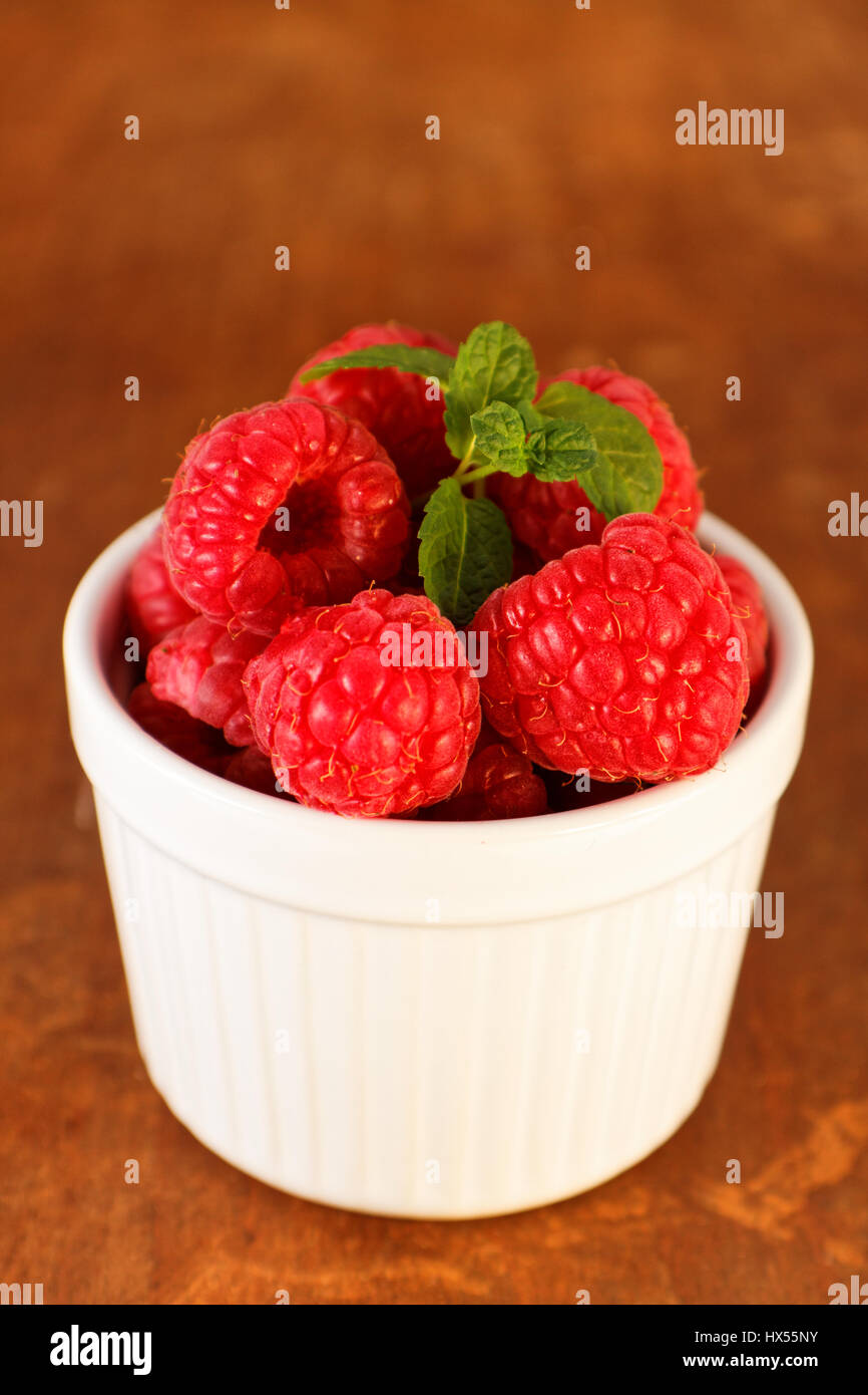 Fresh summer raspberries background Stock Photo - Alamy