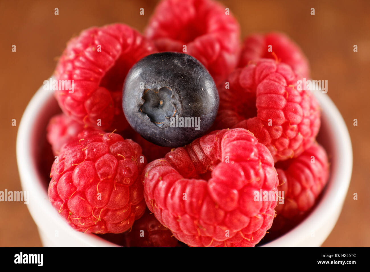 Fresh summer raspberries background Stock Photo - Alamy