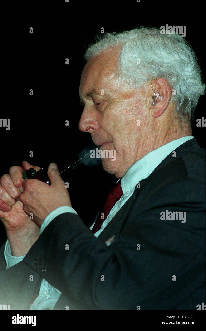TONY BENN MP LABOUR PARTY CHESTERFIELD 12 October 1998 Stock Photo - Alamy