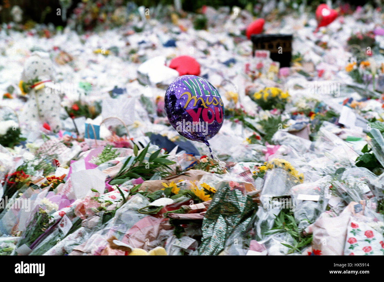 WE WILL MISS YOU' DIANA KENSINGTON GARDENS 14 September 1998 Stock ...