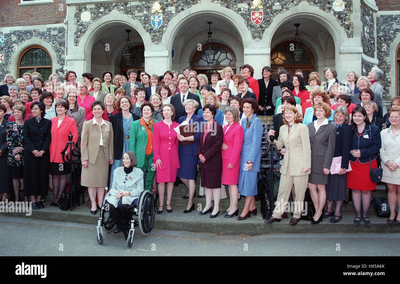 TONY BLAIR WITH WOMEN MP'S LABOUR PARTY 07 May 1997 Stock Photo - Alamy