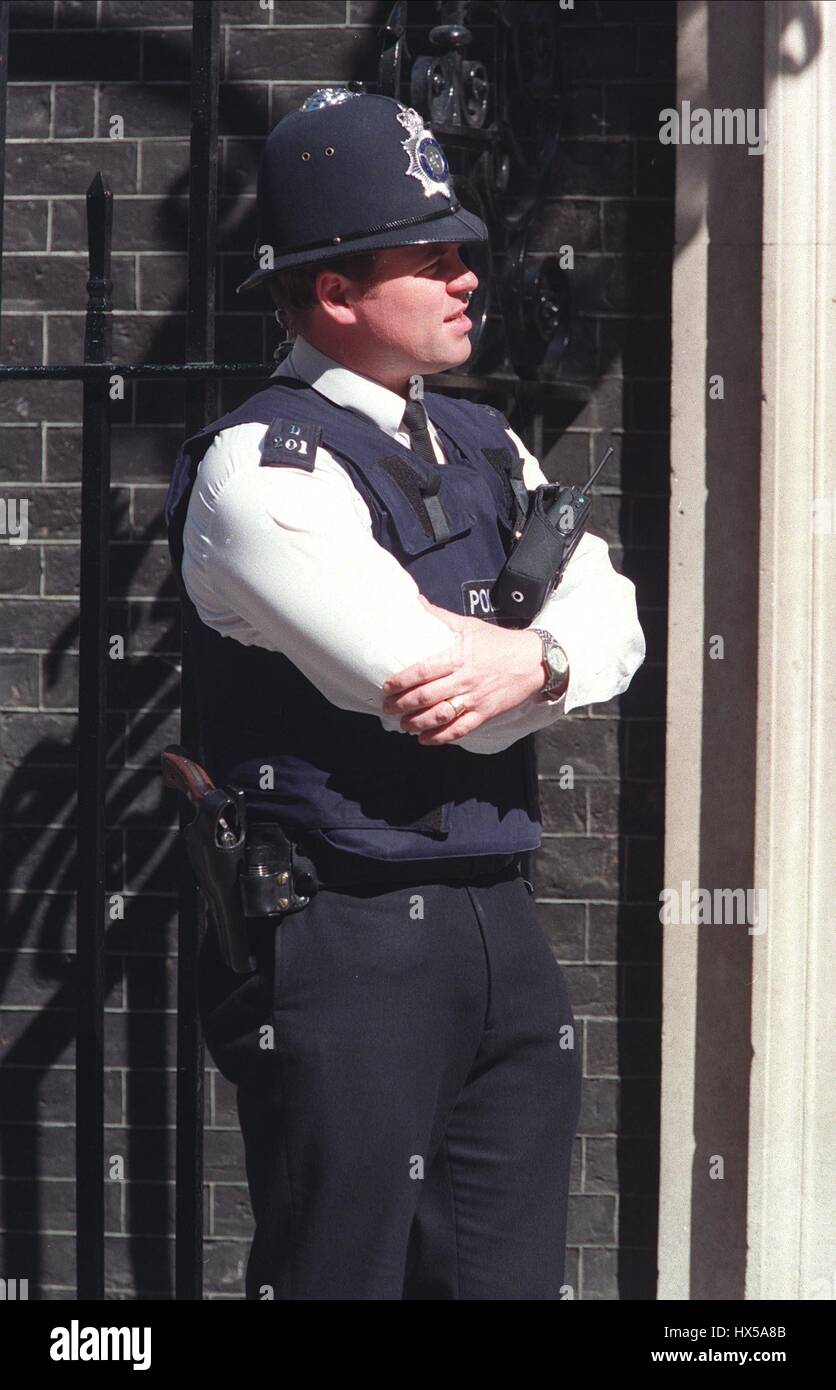 BRITISH ARMED POLICE OFFICER ON DOWNING ST. 06 May 1997 Stock Photo - Alamy