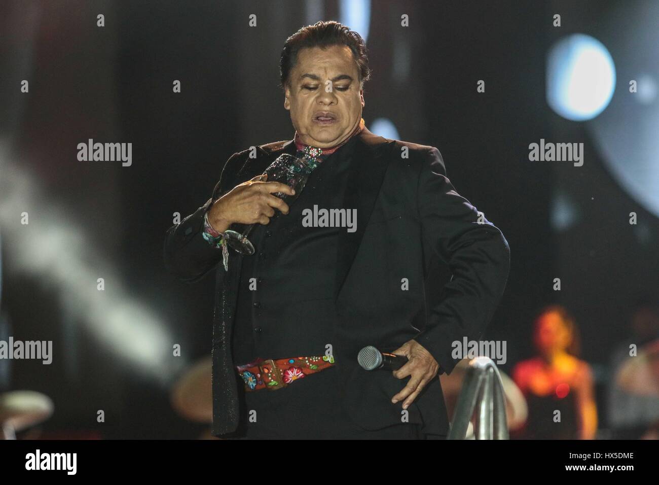 El cantante de música popular mexicana, Juan Gabriel , durante la noche ...