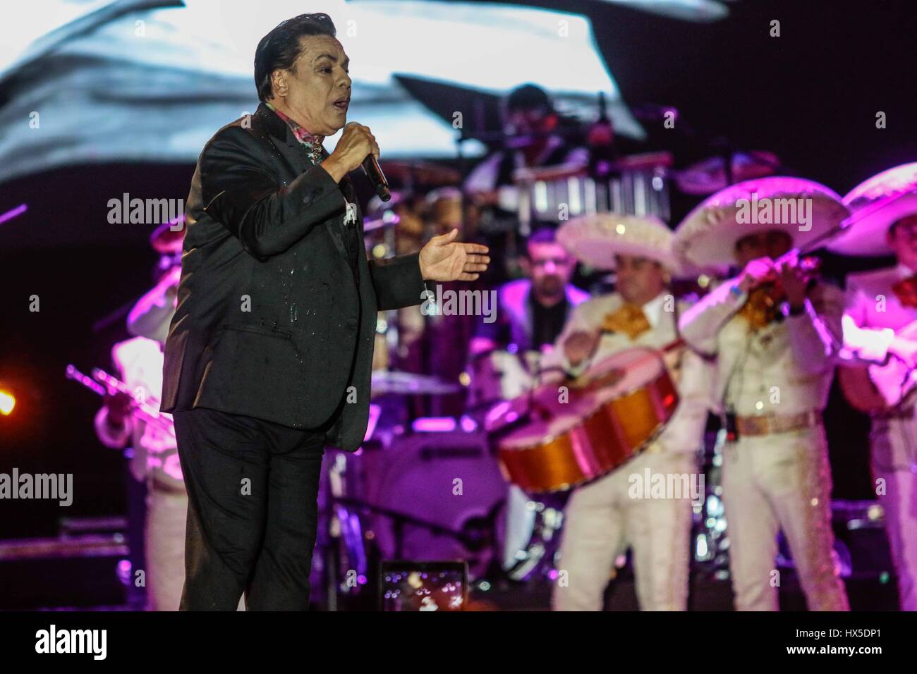 El cantante de música popular mexicana, Juan Gabriel , durante la noche de su concierto en ...