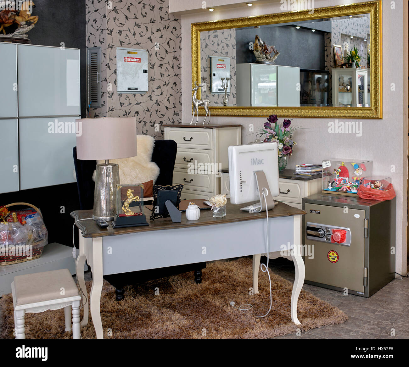 Apple iMac computer 2006-2007 17" amongst a classic Interior with ...