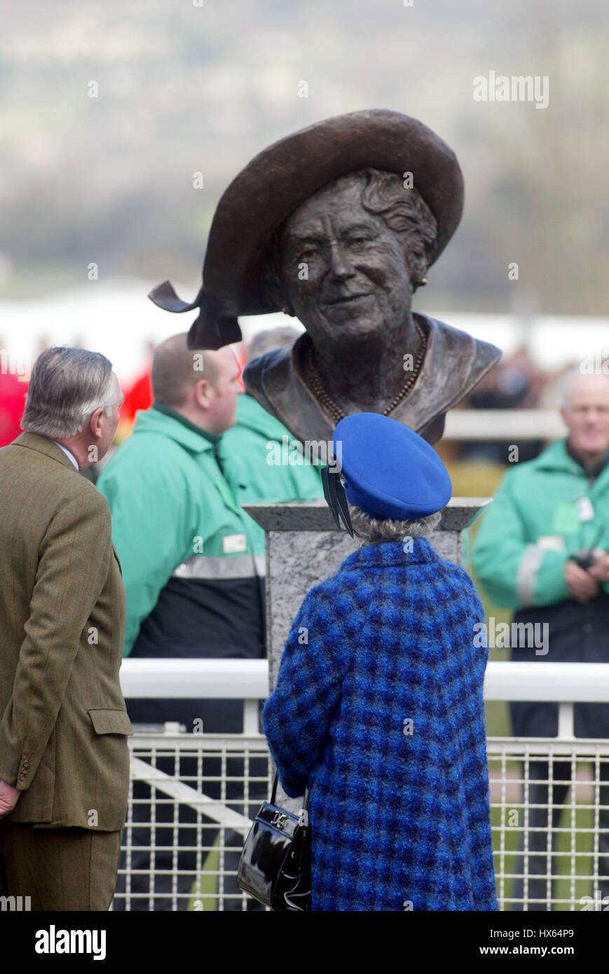 Cheltenham festival queen mother statue hi-res stock photography and ...