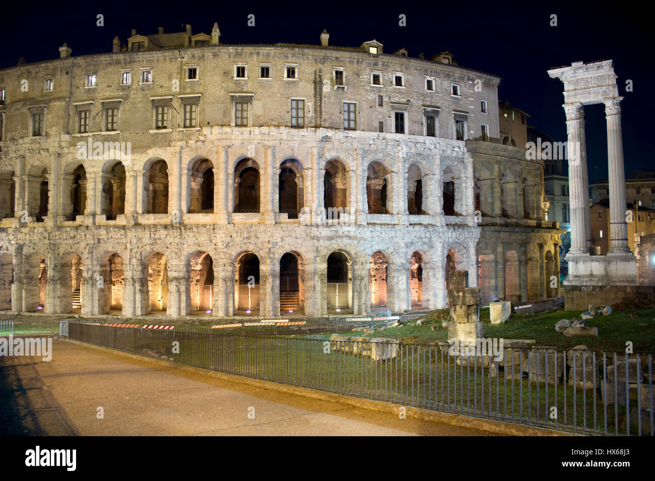 A night view of the roman amphitheater Teatro Stock Photo - Alamy