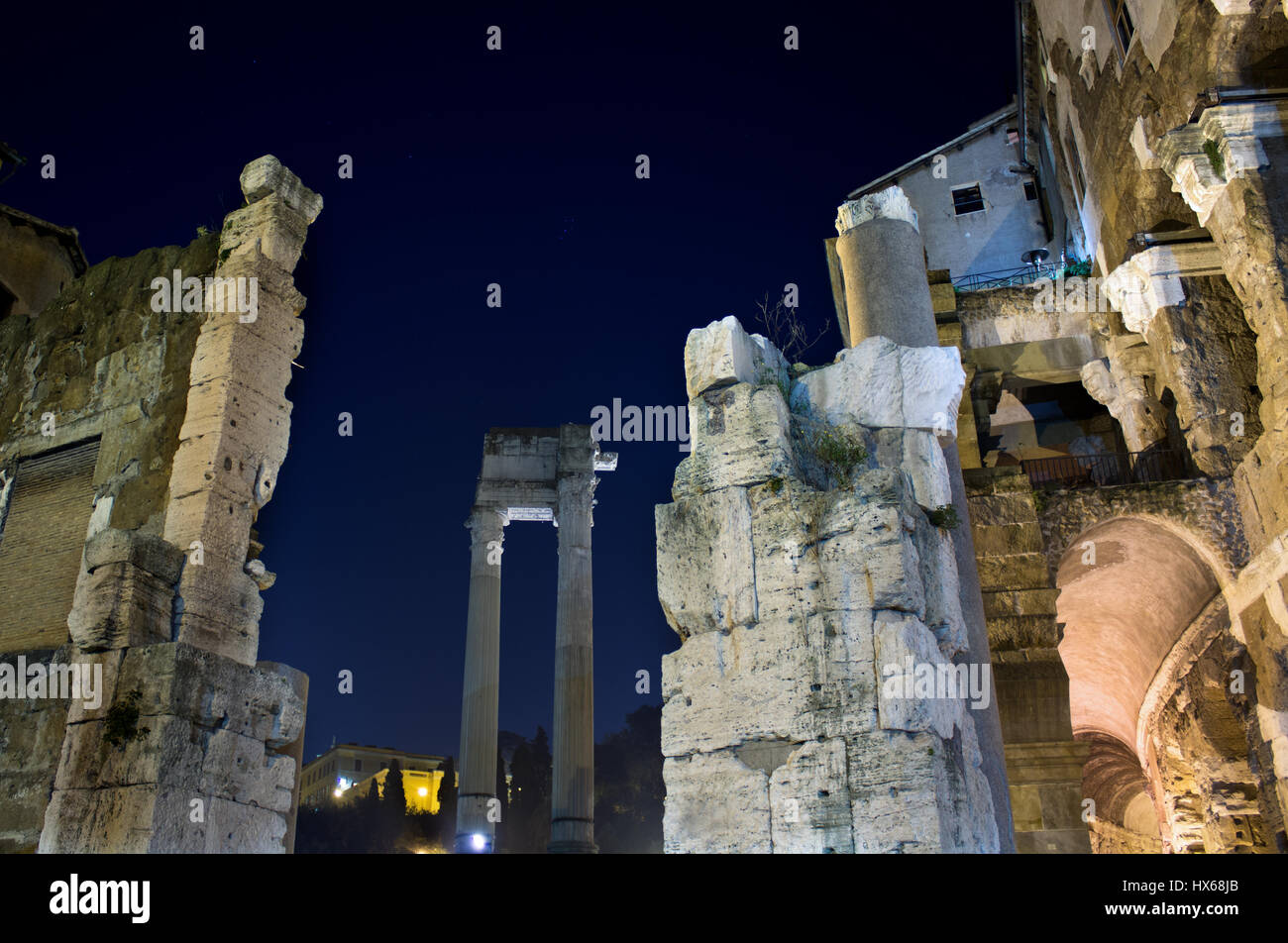 A night view of the roman amphitheater Teatro Stock Photo - Alamy