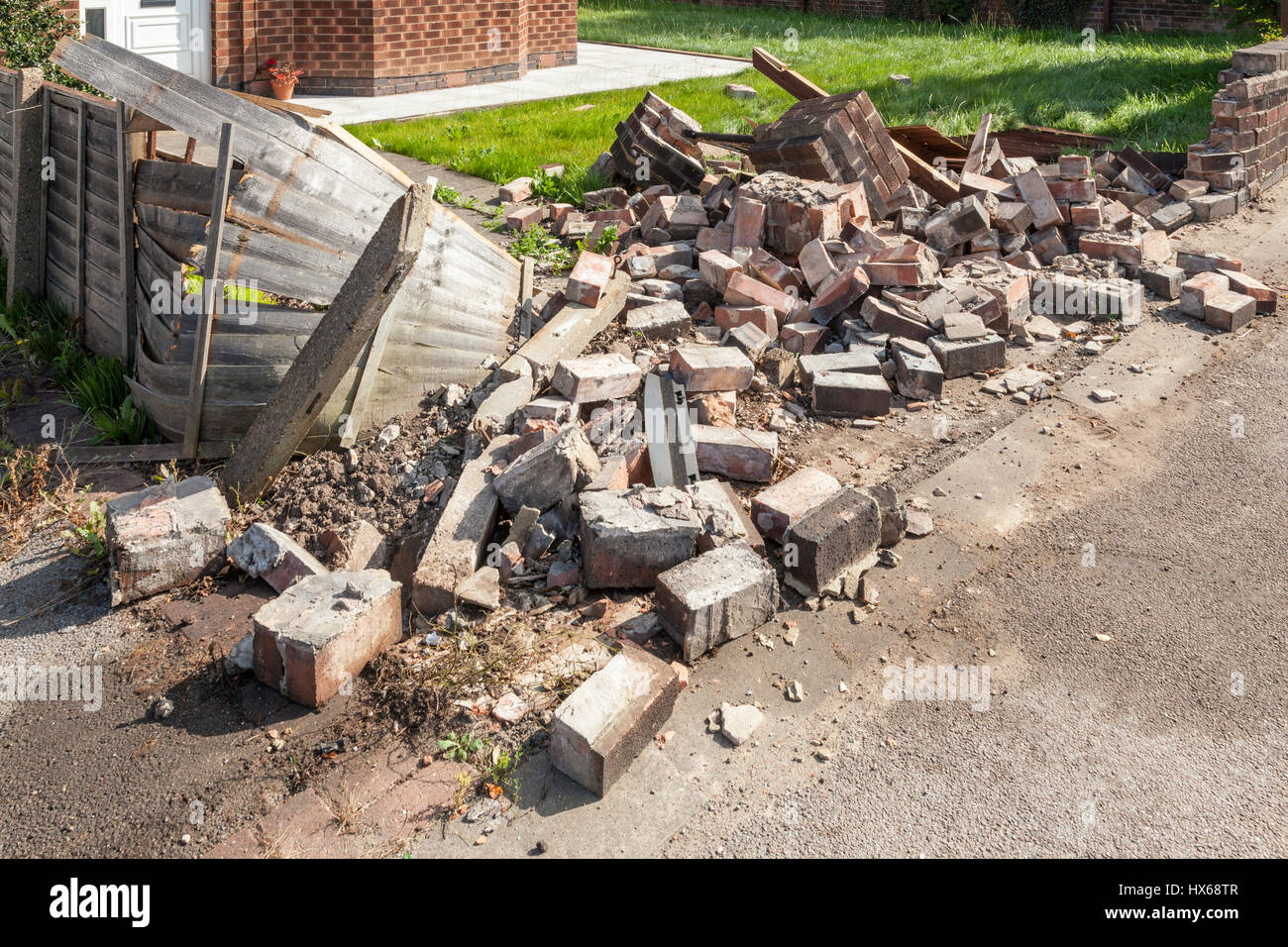 Broken fence hi-res stock photography and images - Alamy