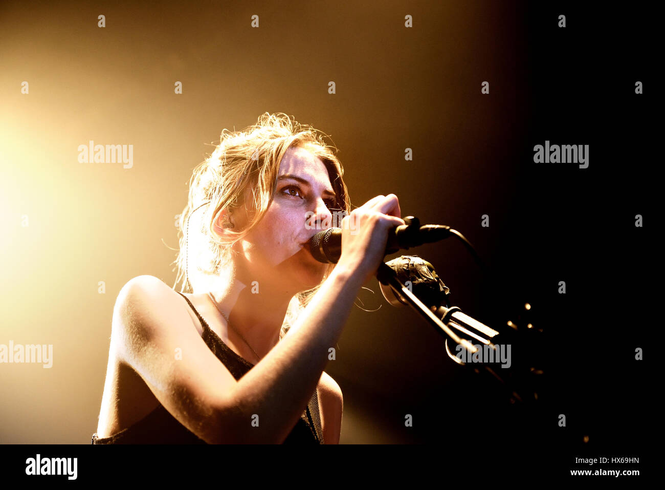 Female singer concert hi-res stock photography and images - Alamy