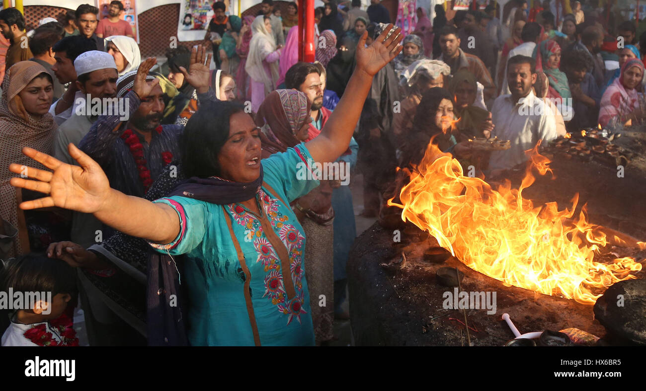 Lahore, Pakistan. 25th Mar, 2017. Pakistani devotee attends the three- days 429th annual Urs ...