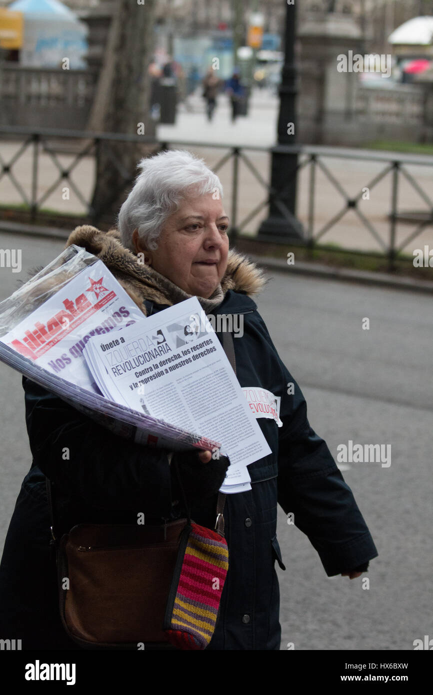Madrid, Spain. 25th Mar, 2017. A woman carring left wing newspapers ...