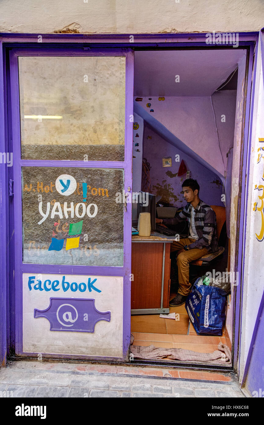 Cyber cafe hi-res stock photography and images - Alamy