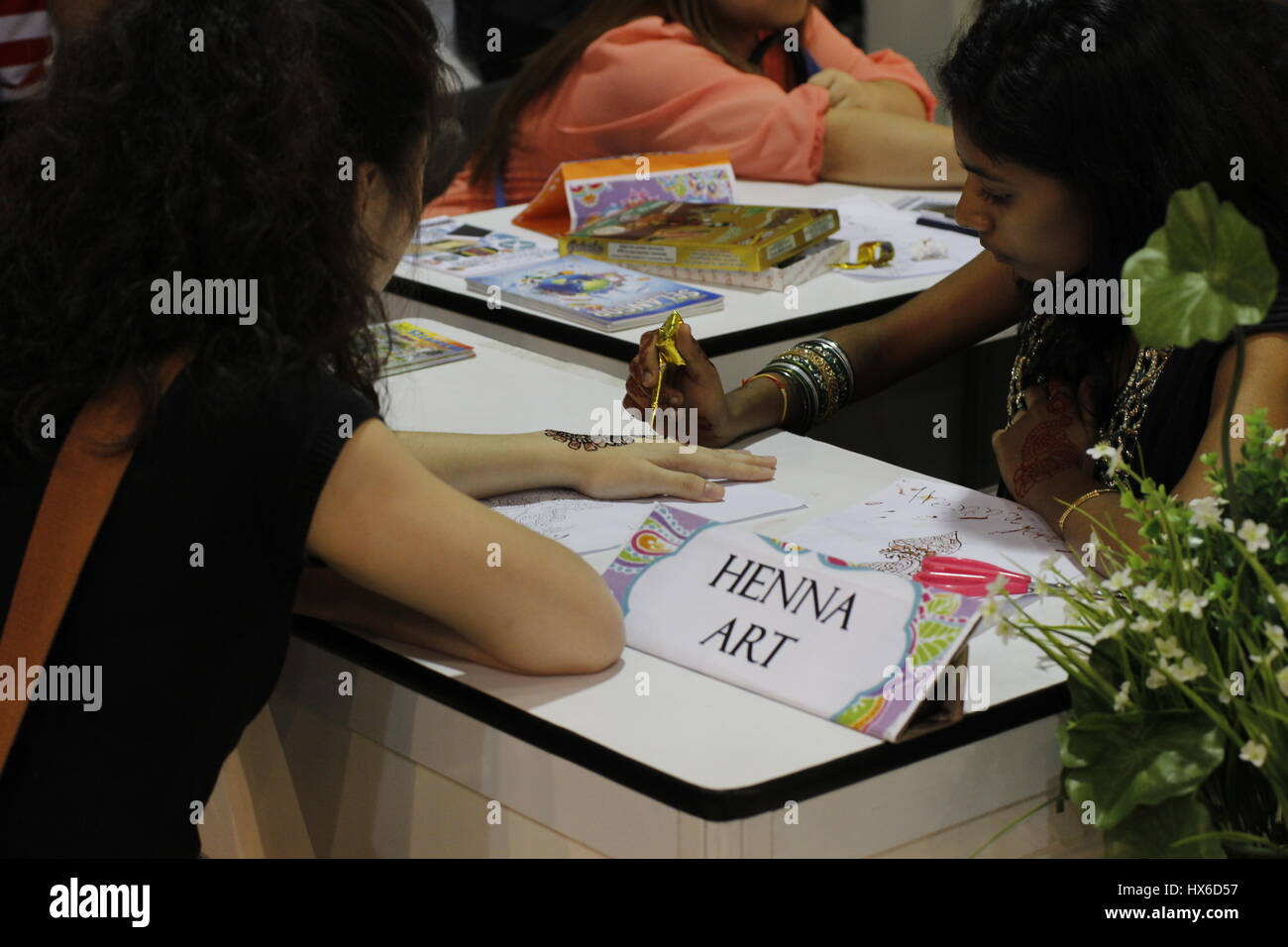 woman applying henna art on hand Stock Photo - Alamy