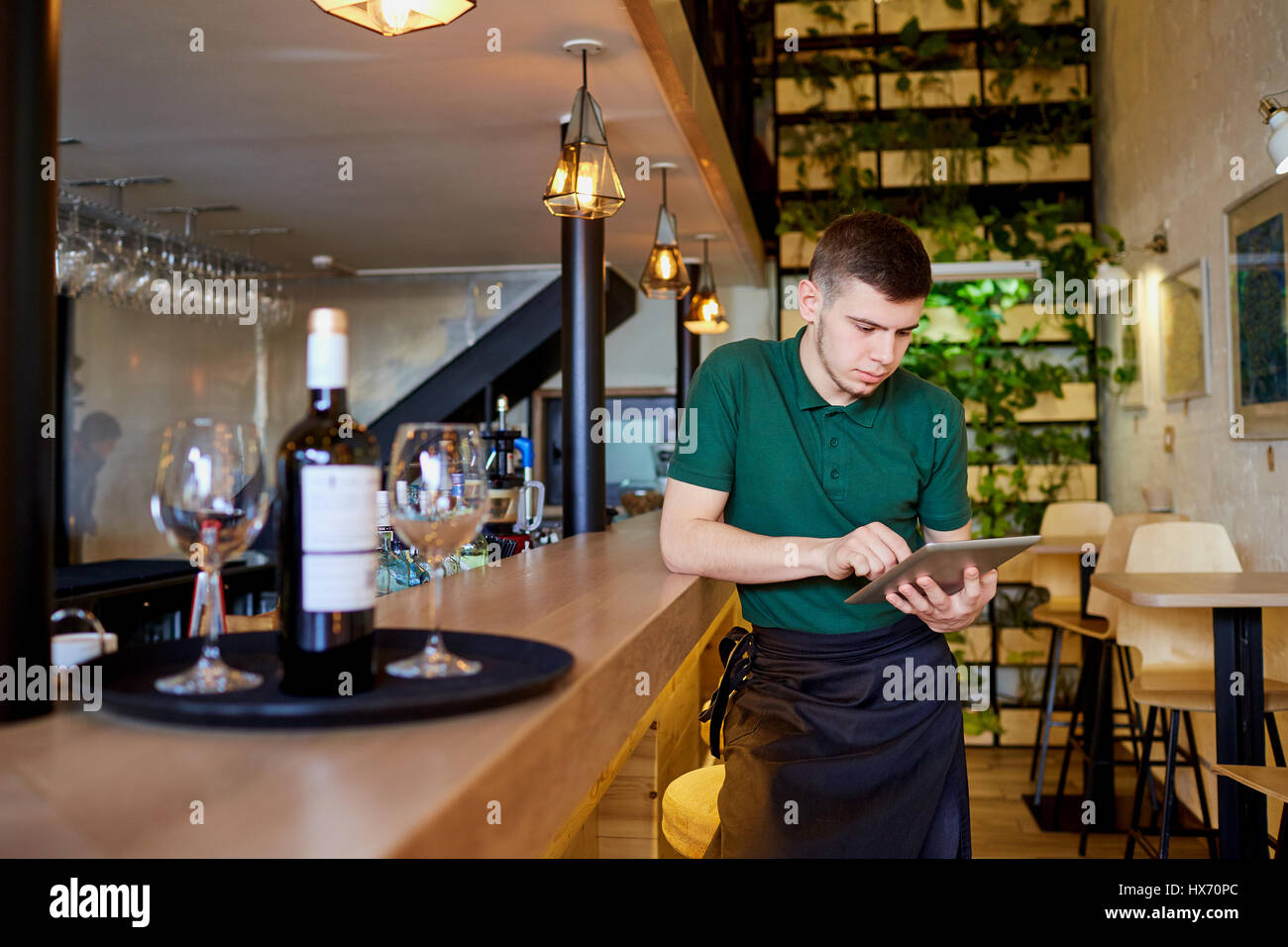 Bartenders hi-res stock photography and images - Alamy