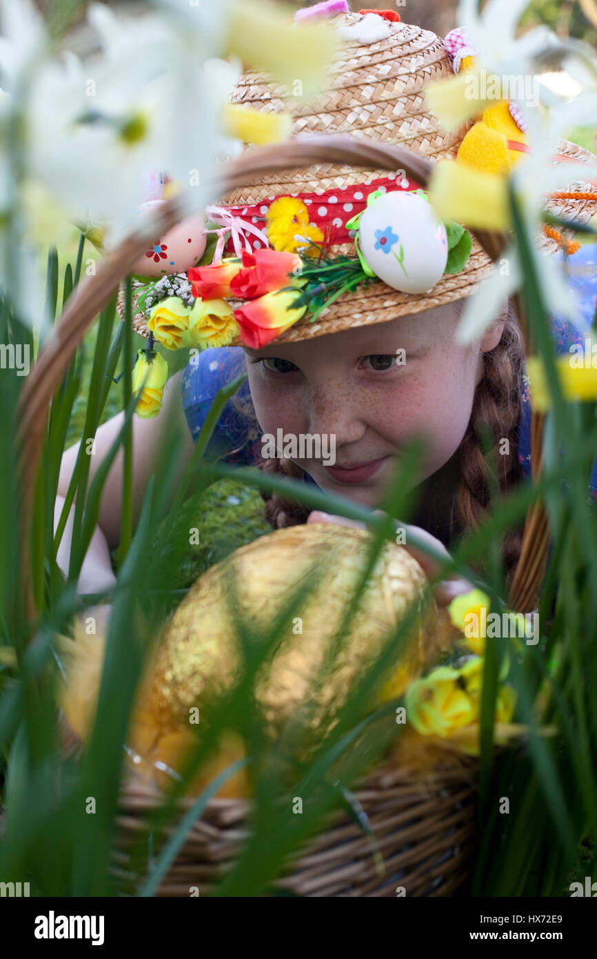 Easter bonnet and girl hi-res stock photography and images - Alamy