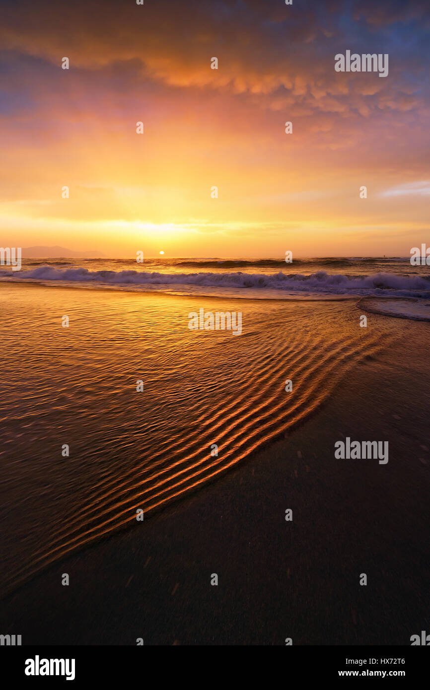 Water ripples shore hi-res stock photography and images - Alamy