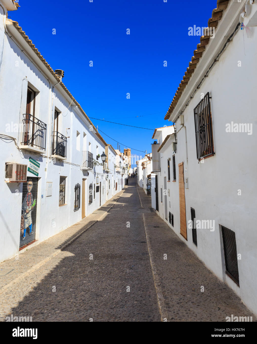 Spanish street scene - Typical whitewashed houses in Altea Old Town ...