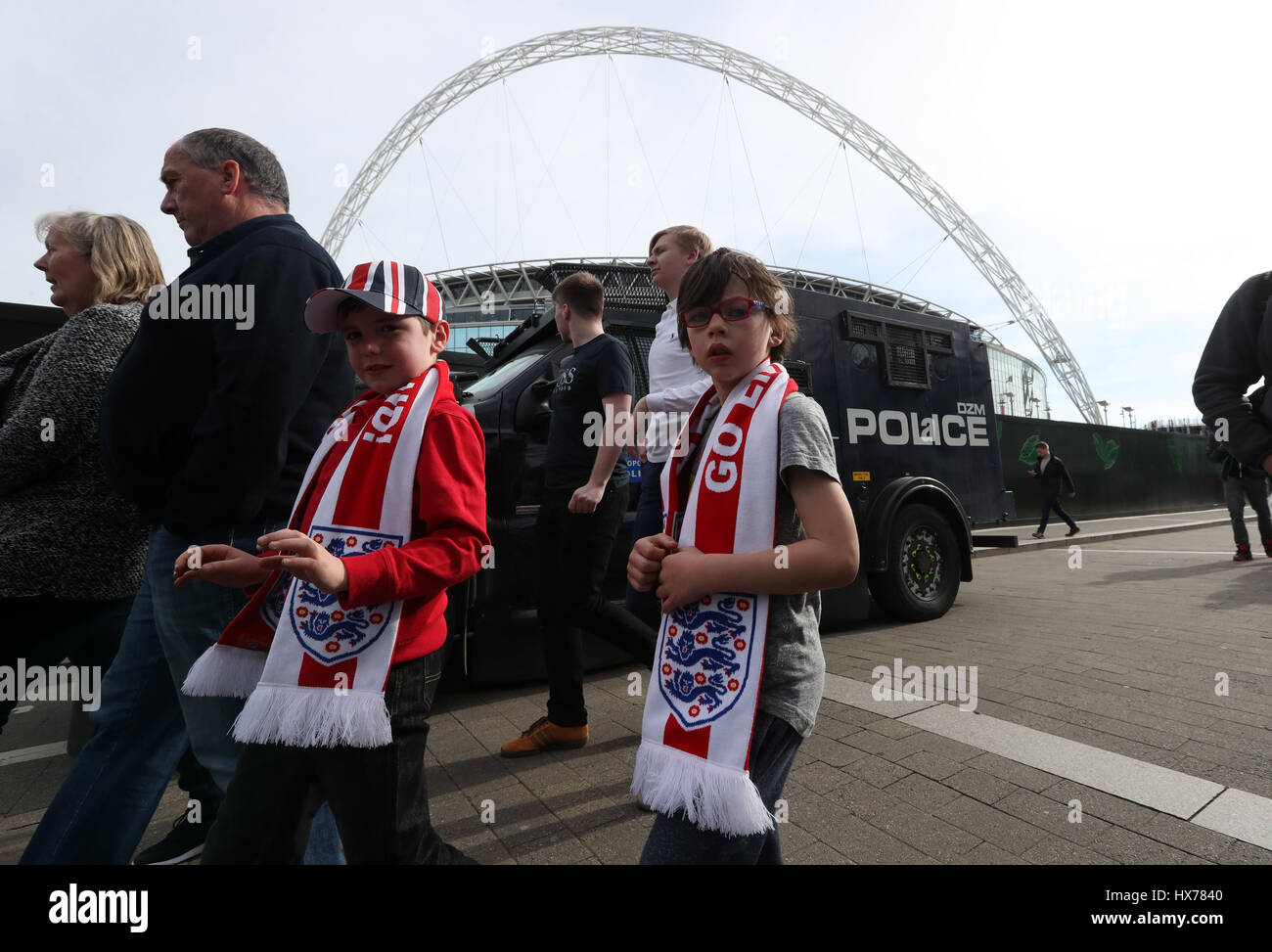 Police van wembley stadium hi-res stock photography and images - Alamy