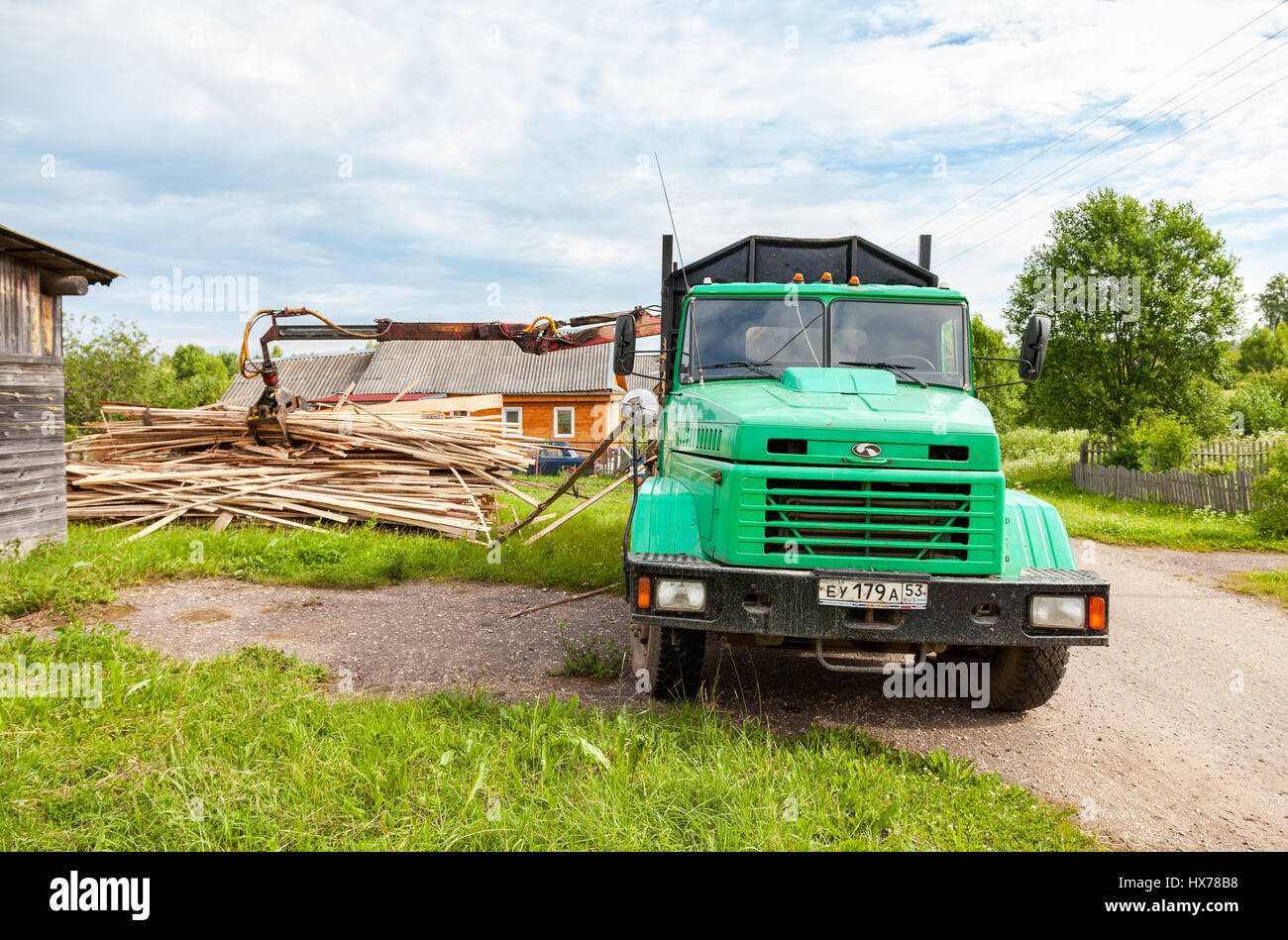 Unloading log truck hi-res stock photography and images - Alamy