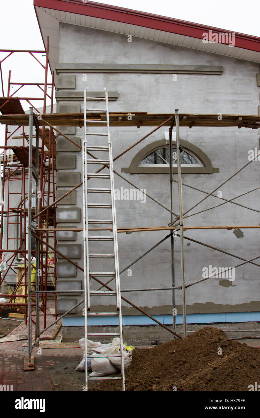 Building a house around which stands scaffolding Stock Photo - Alamy