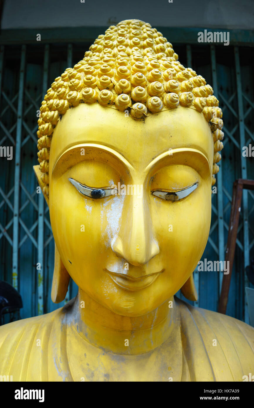 Golen yellow buddha head close up Stock Photo - Alamy