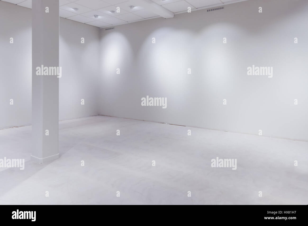 Spot lights and blank white wall as copy space, empty department store ...