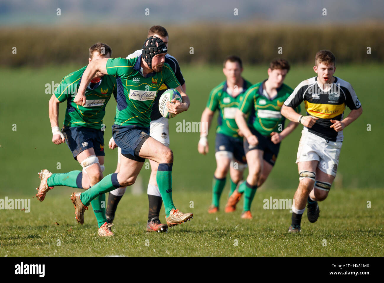 Rugby player outpacing players hi-res stock photography and images - Alamy