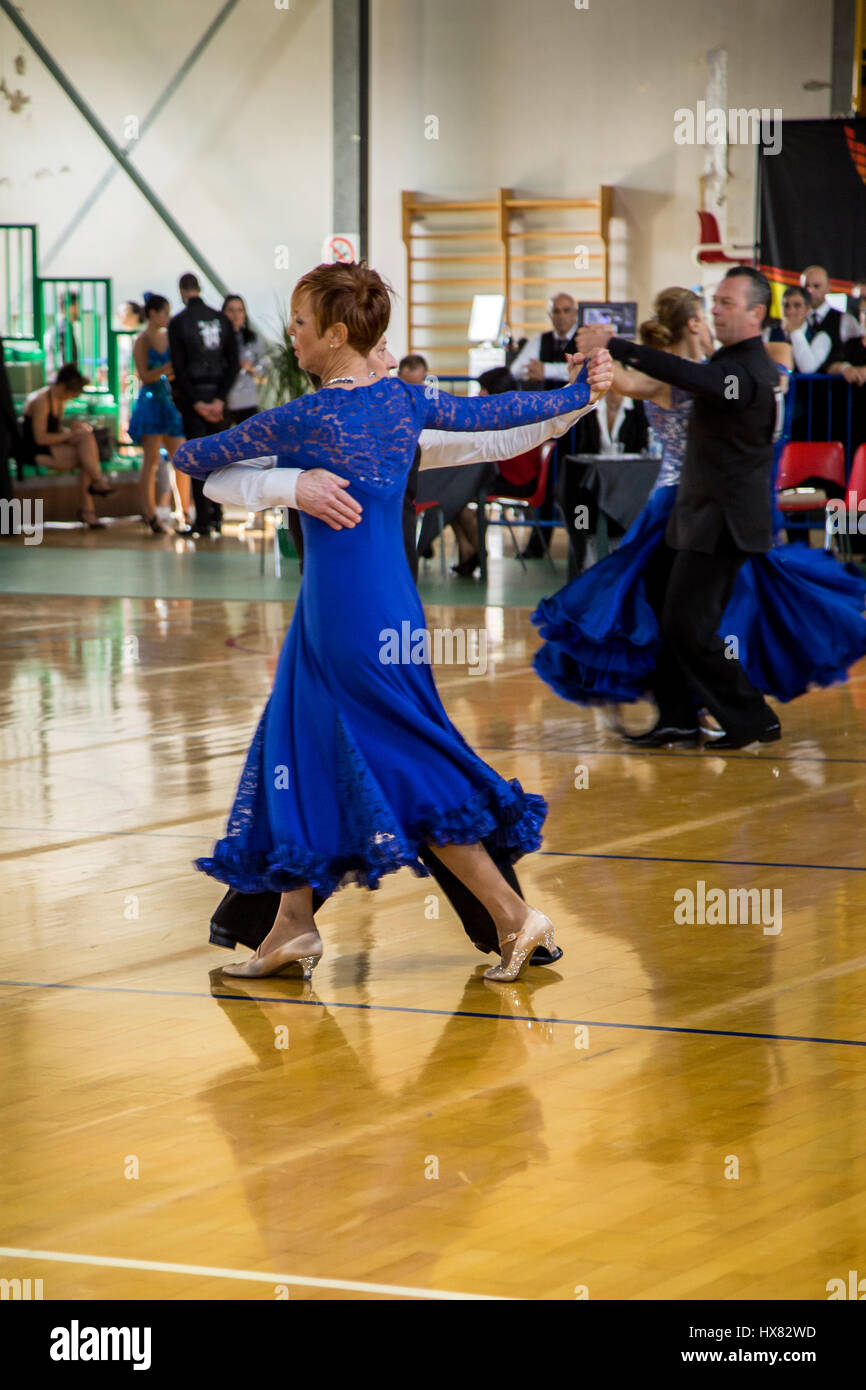 Ballroom dancers pose hi-res stock photography and images - Alamy