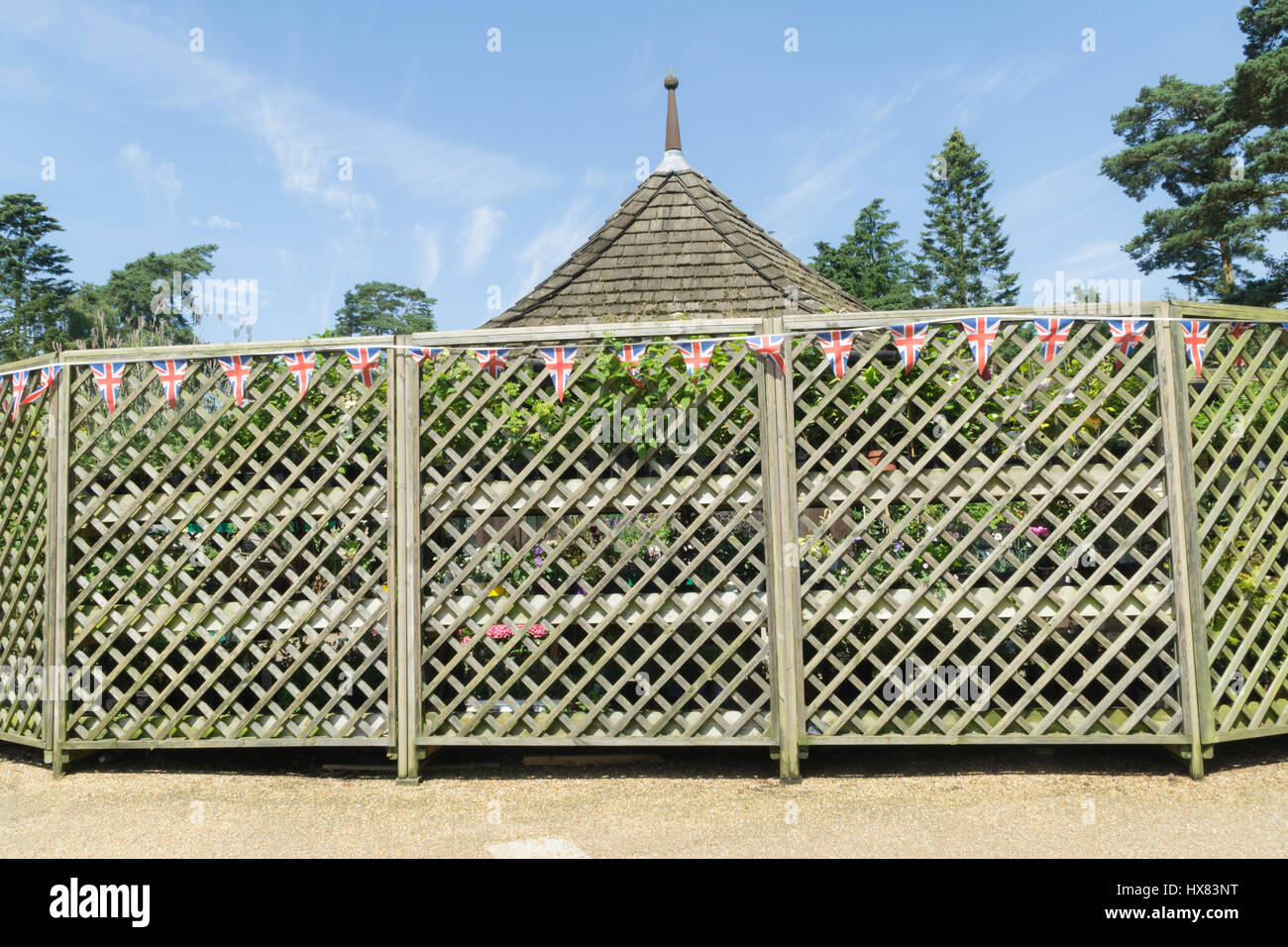 Wooden fence structure in a park in the summertime Stock Photo - Alamy