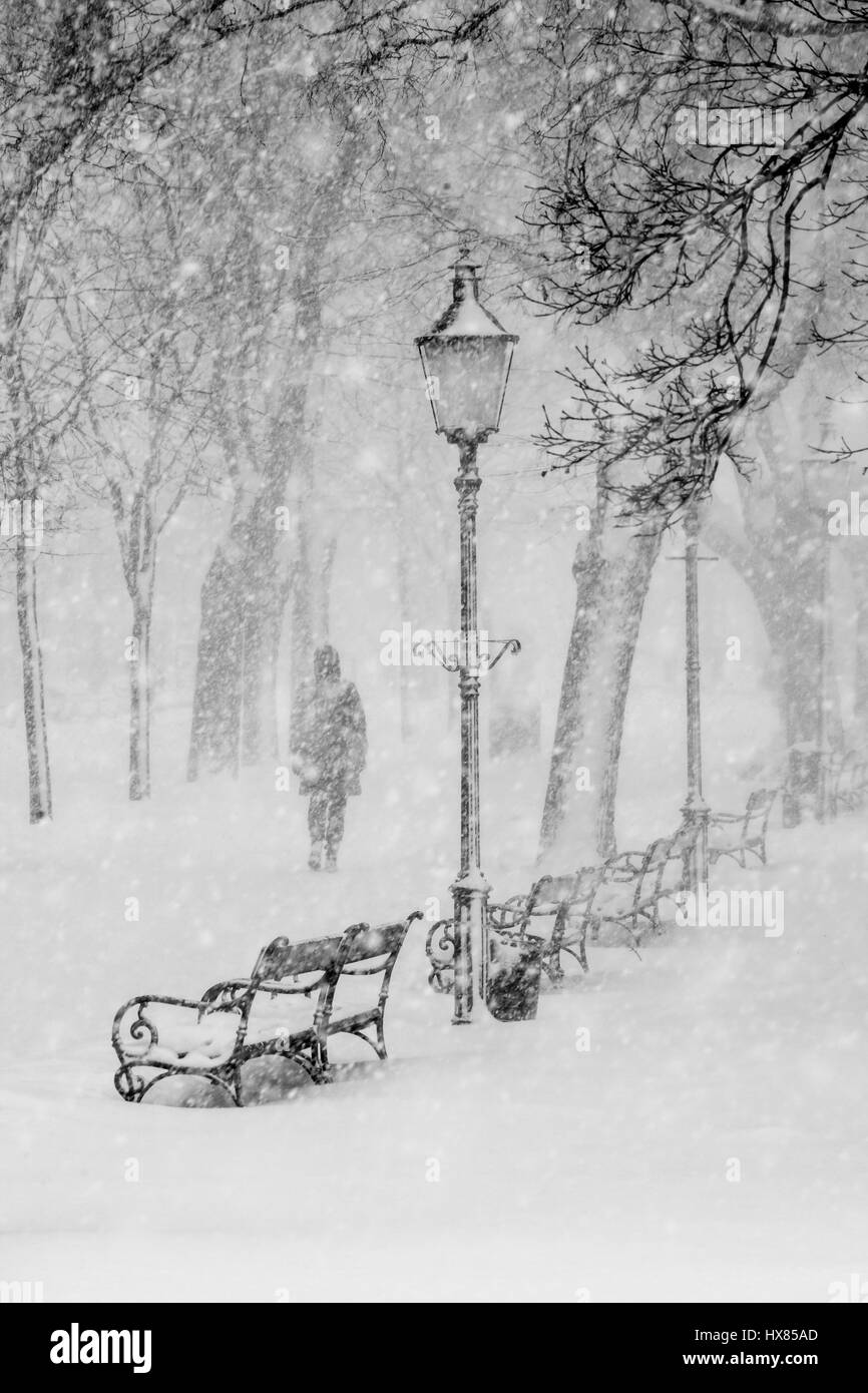 Night snowing snow scene street hi-res stock photography and images - Alamy