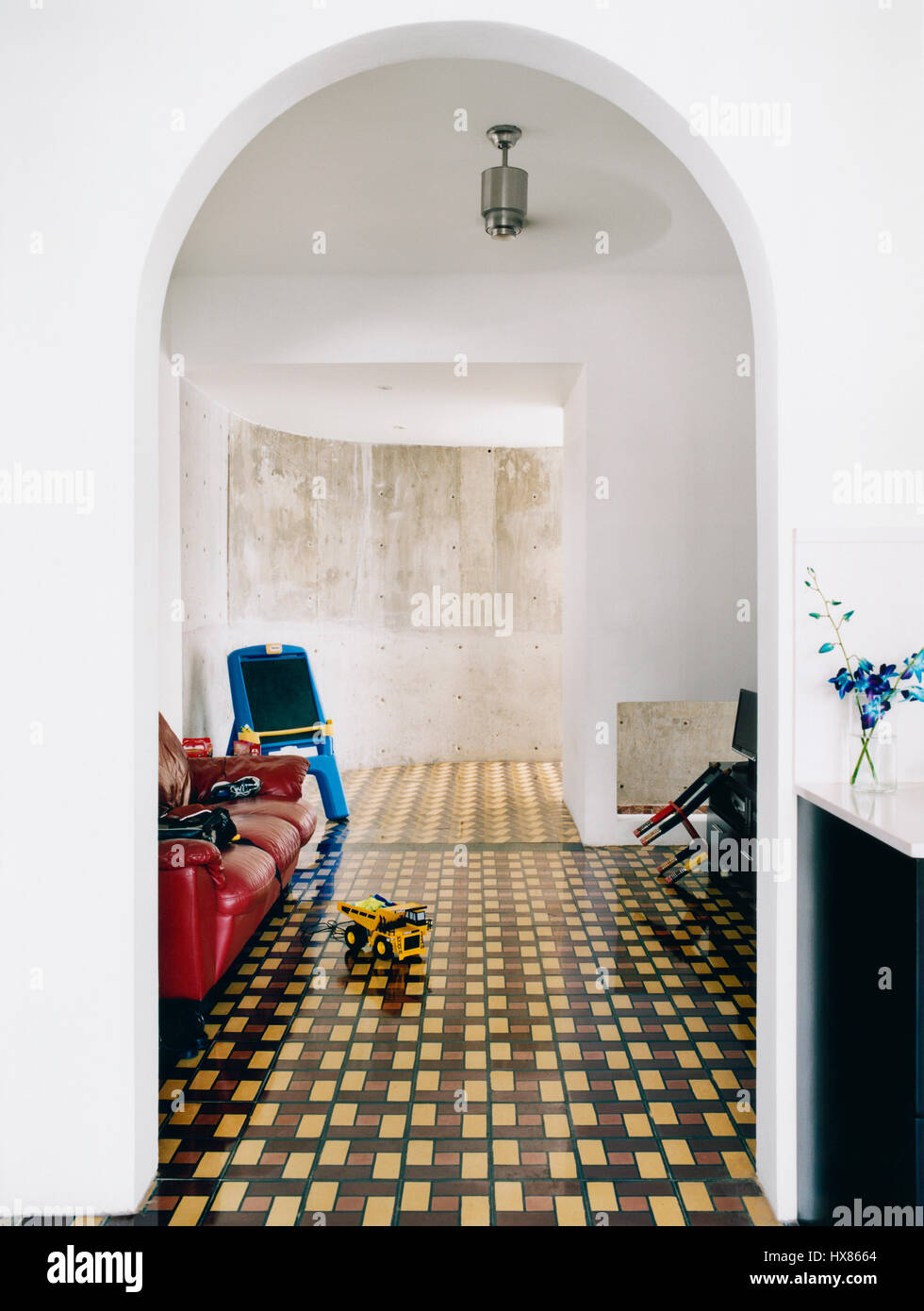 View of the arched doorway from the kitchen to the playroom. Casa ...