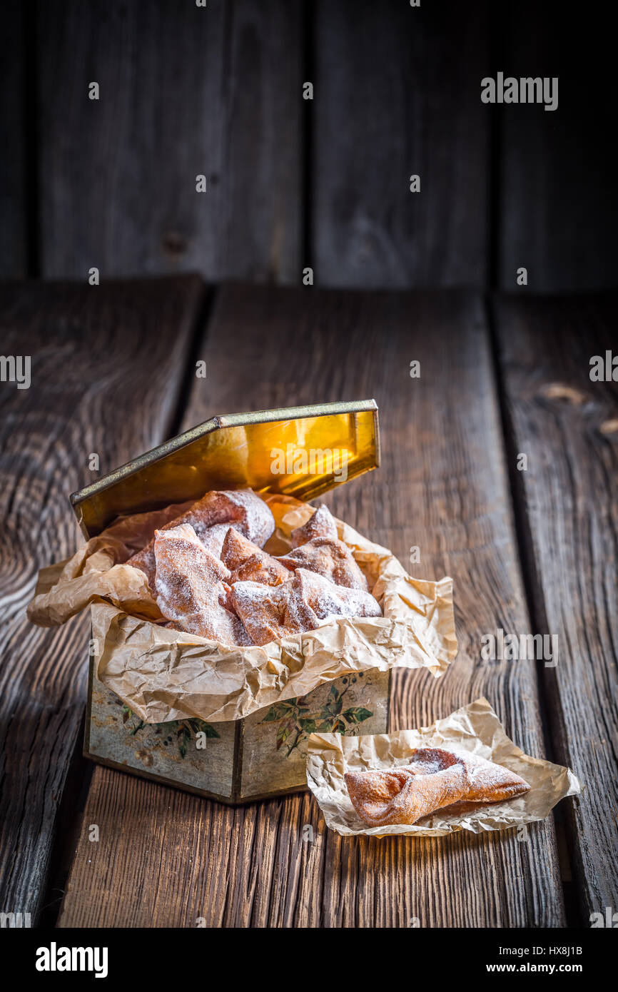 Sngel wings with powder sugar in box Stock Photo - Alamy