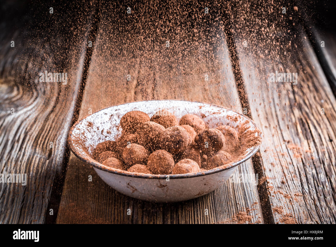 Falling cocoa powder hi-res stock photography and images - Alamy
