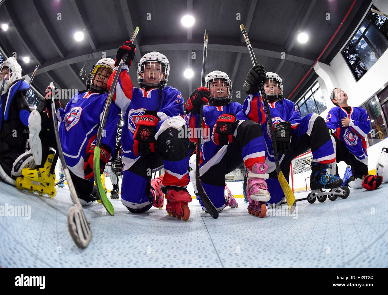 (170326) -- GUANGZHOU, March 26, 2017 (Xinhua) -- Players of inline ...