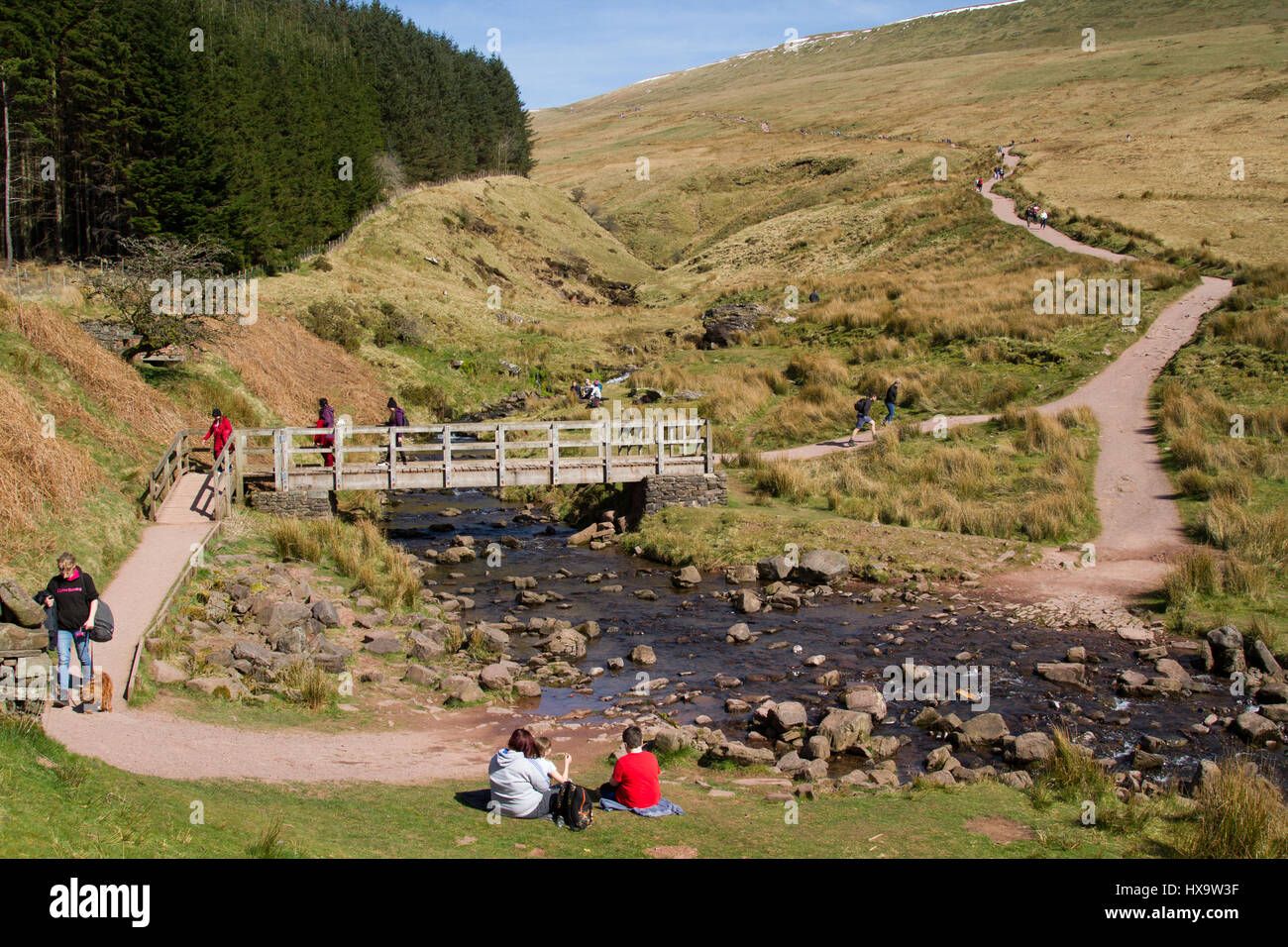 Brecon Beacons, Powys, South, UK. 26th Mar, 2017. UK weather: Hundreds ...