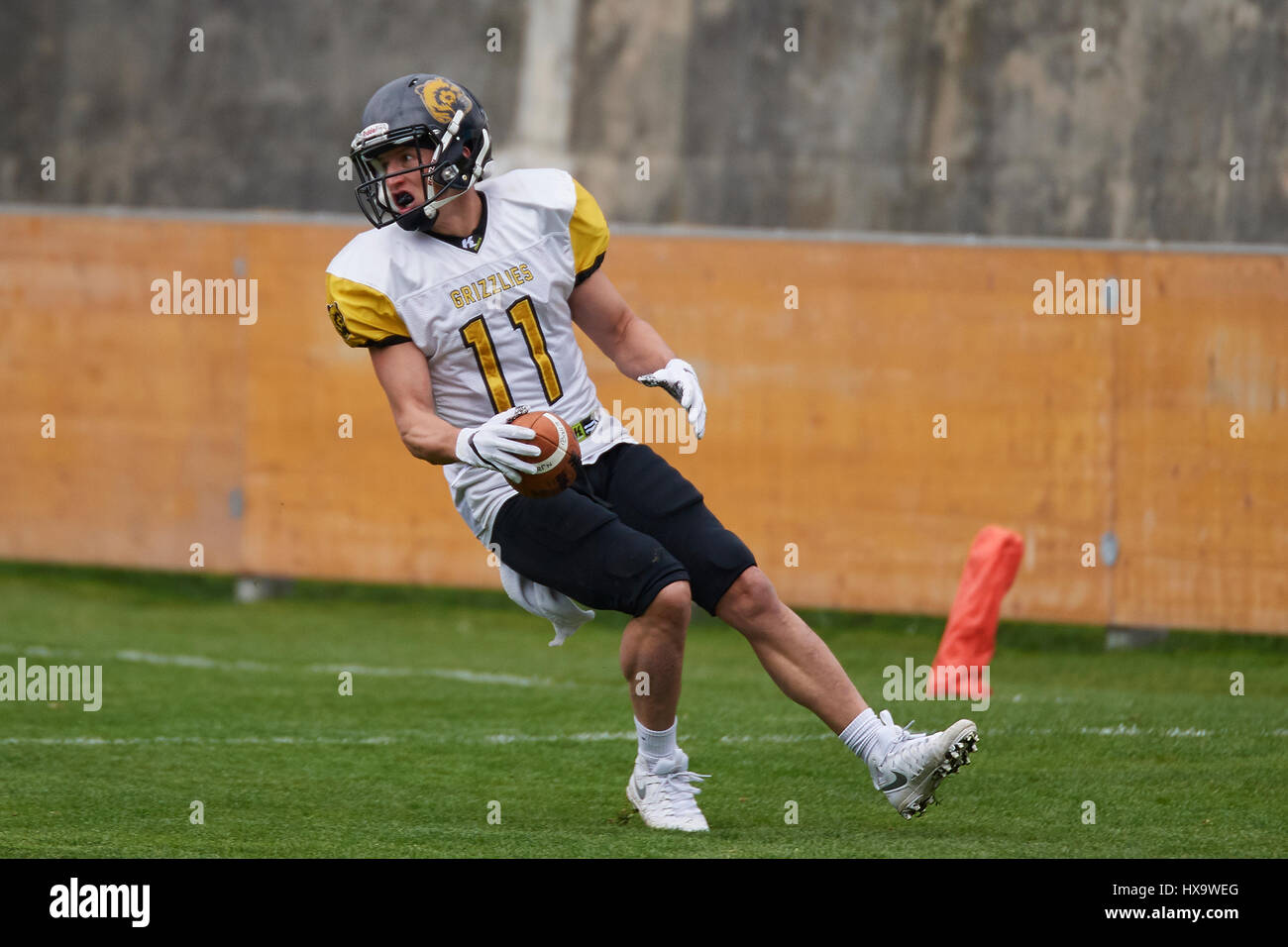 Chur, Switzerland. 26th Mar, 2017. Grizzlies wide receiver Raphael Meier with a catch for ...