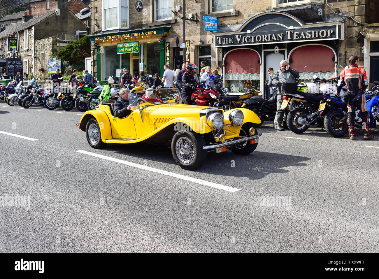 Matlock Bath, Derbyshire, UK. 26th Mar, 2017. The Spring sunshine ...