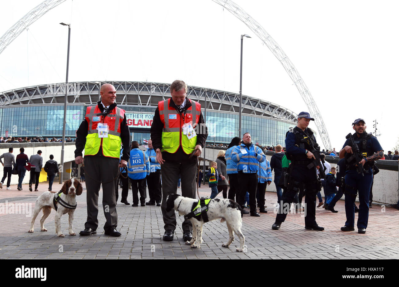Wembley, UK. 26th Mar, 2017. Armed police and explosive-search dogs ...
