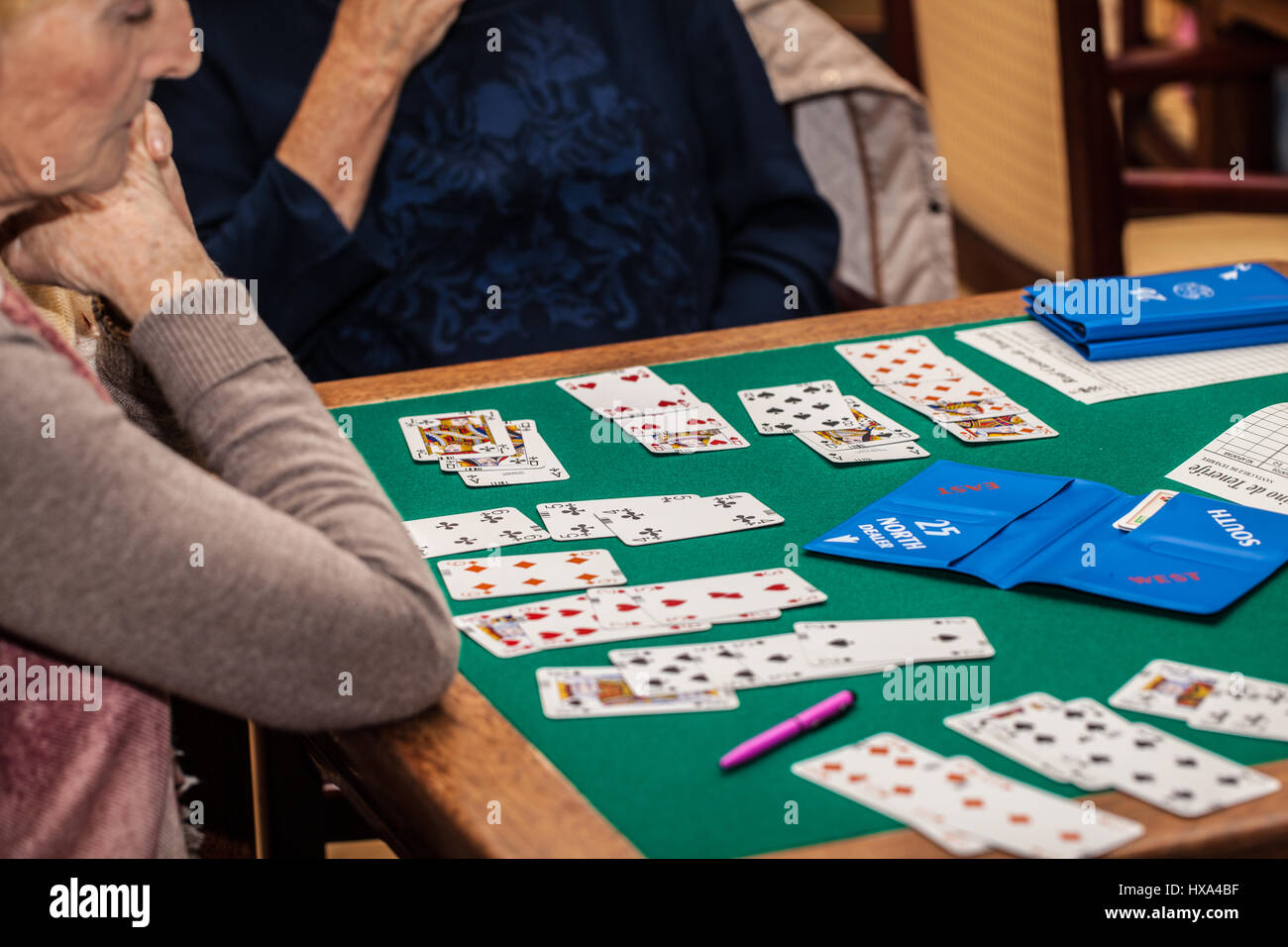 old people playing bridge game Stock Photo - Alamy